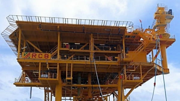 Vietsovpetro đón dòng dầu thương mại đầu tiên từ giàn RC-8 mỏ Rồng
