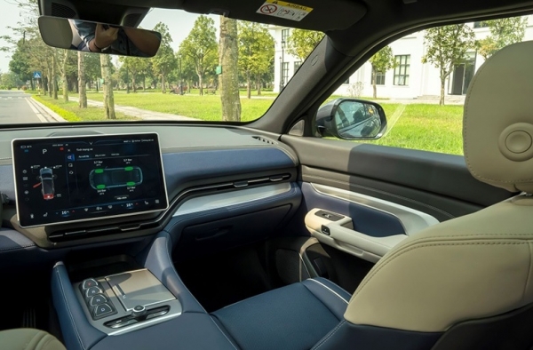 “Xe Chủ tịch” hạng sang VinFast VF 9 đón Charlie Puth và dàn sao hạng A ...