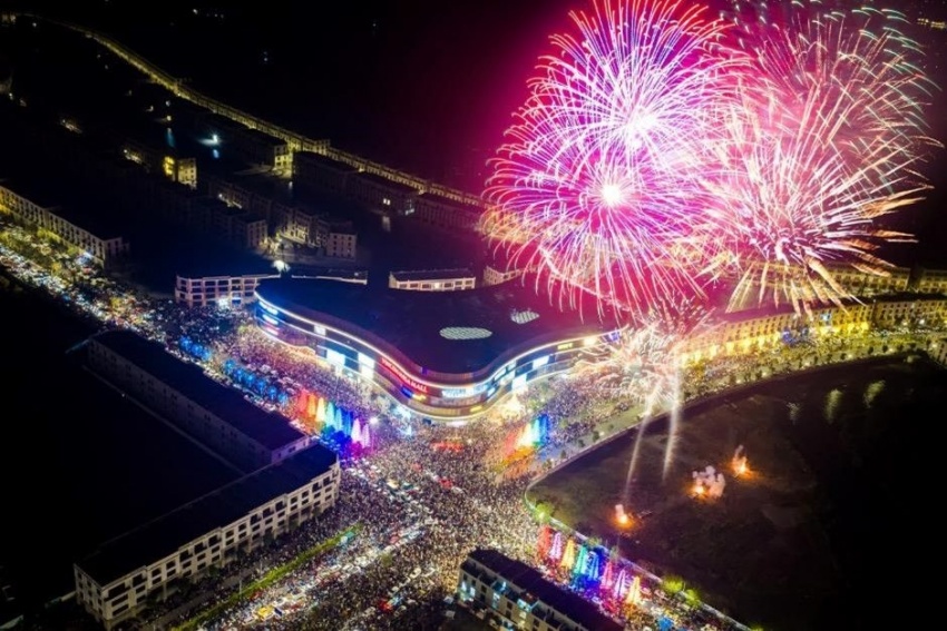 "Vũ trụ Vin" hóa "thánh địa countdown", đón gần 1 triệu người trong đại ...