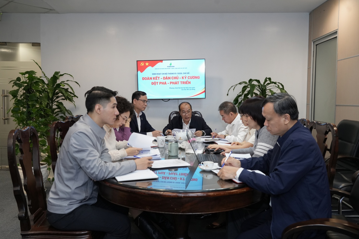 [Chùm ảnh] Đảng bộ BMQL&ĐH Petrovietnam tổ chức sinh hoạt chi bộ tháng 1: Đoàn kết - Dân chủ ...